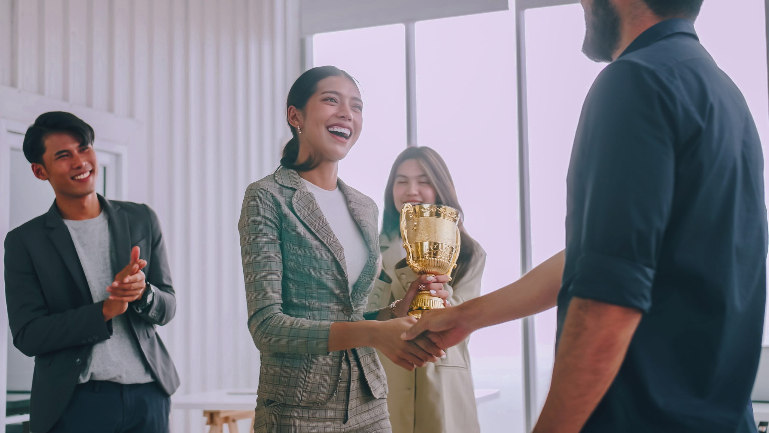 Why Giving Recognition in the Workplace Matters - MangoApps Blog